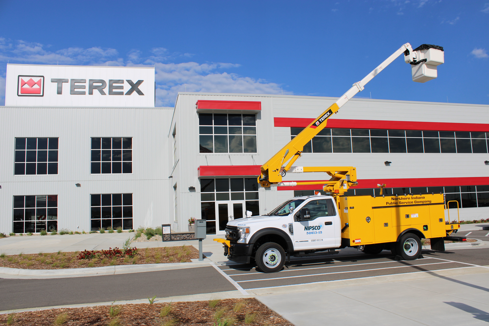 Terex Utilities Opens 450,000 Square Foot Manufacturing Facility in ...