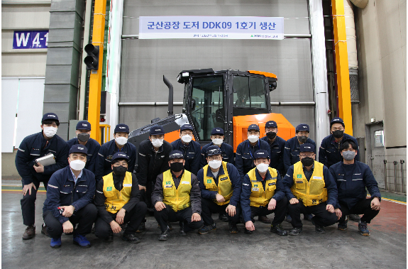 Doosan Manufactures First DD100 Dozer for the North American Market ...